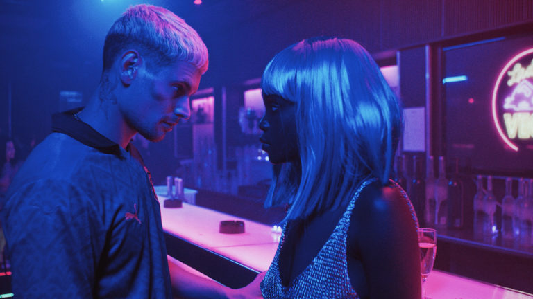 DU CRÉPITEMENT SOUS LES NÉONS de FKGO : la critique du film